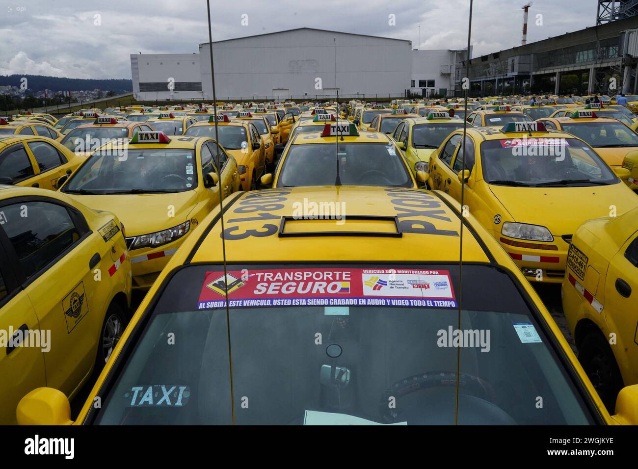 REGULARIZACION TAXIS Quito 5 de Feb 2024. Gremios de Taxistas protestan ...