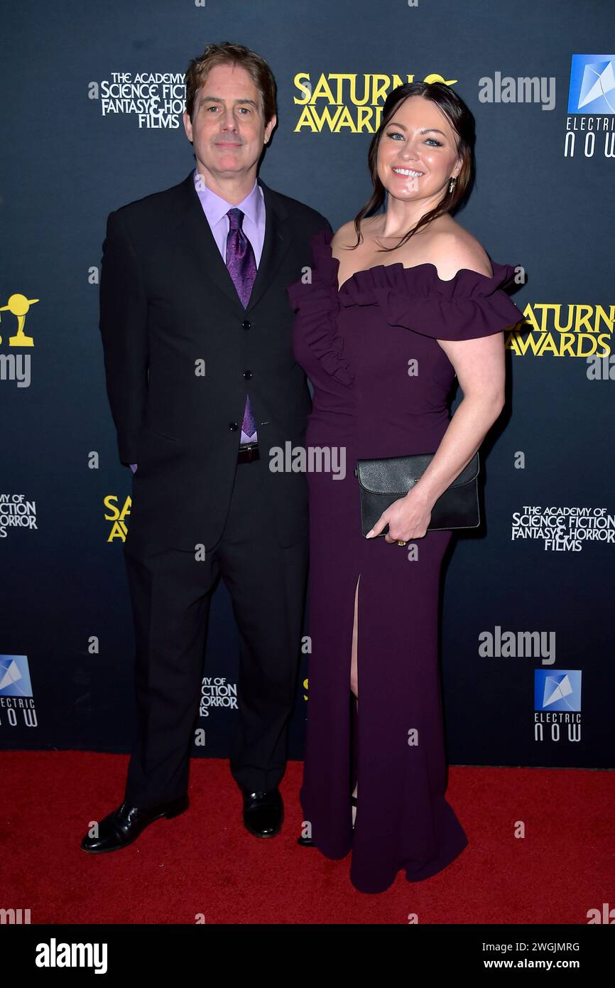 Zach Galligan mit Begleitung bei der Verleihung der 51. Saturn Awards 2024 im Los Angeles ...