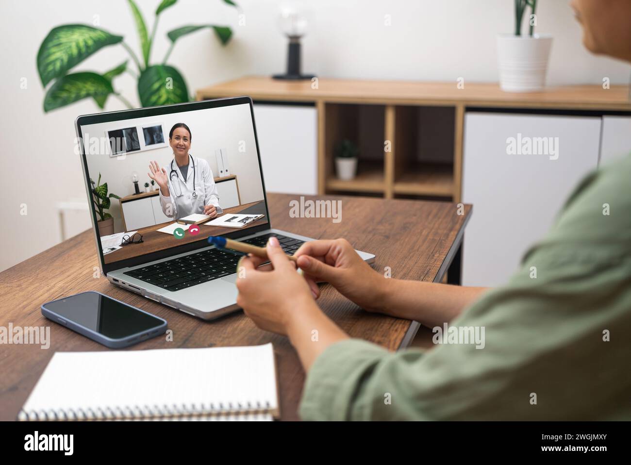 Doctor patient consultation home hi-res stock photography and images ...