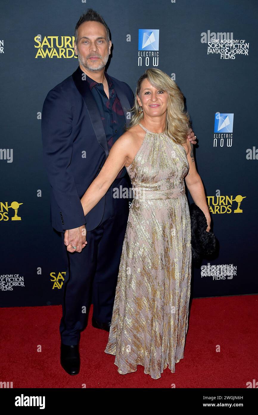 Todd Stashwick mit Begleitung bei der Verleihung der 51. Saturn Awards ...