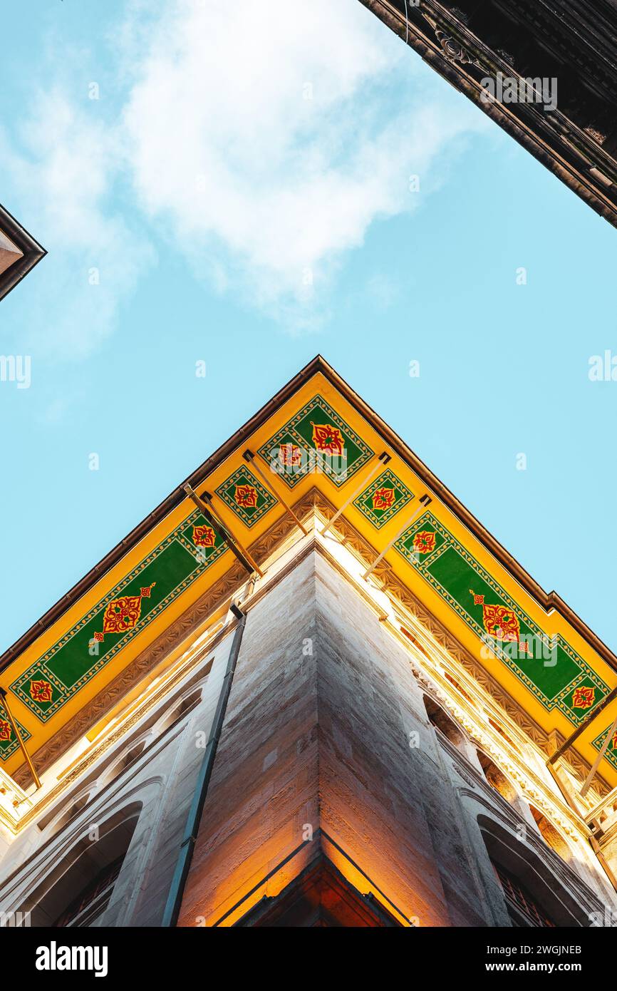 Corner columns hi-res stock photography and images - Alamy