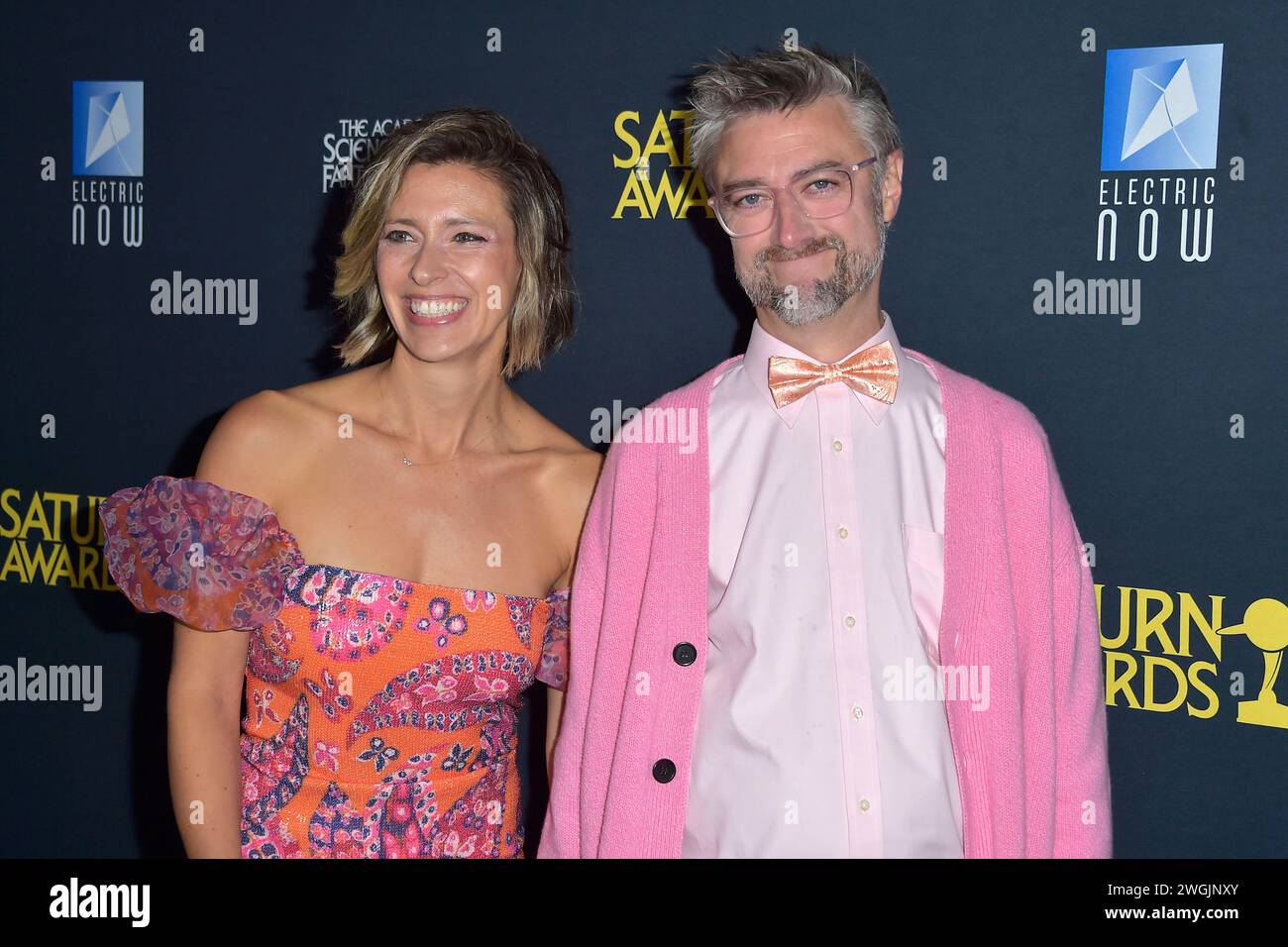 Sean Gunn mit Begleitung bei der Verleihung der 51. Saturn Awards 2024 ...