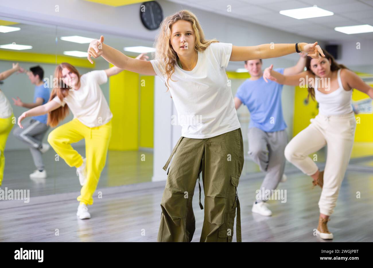 Teen girl in wide pants dancing hip hop Stock Photo - Alamy