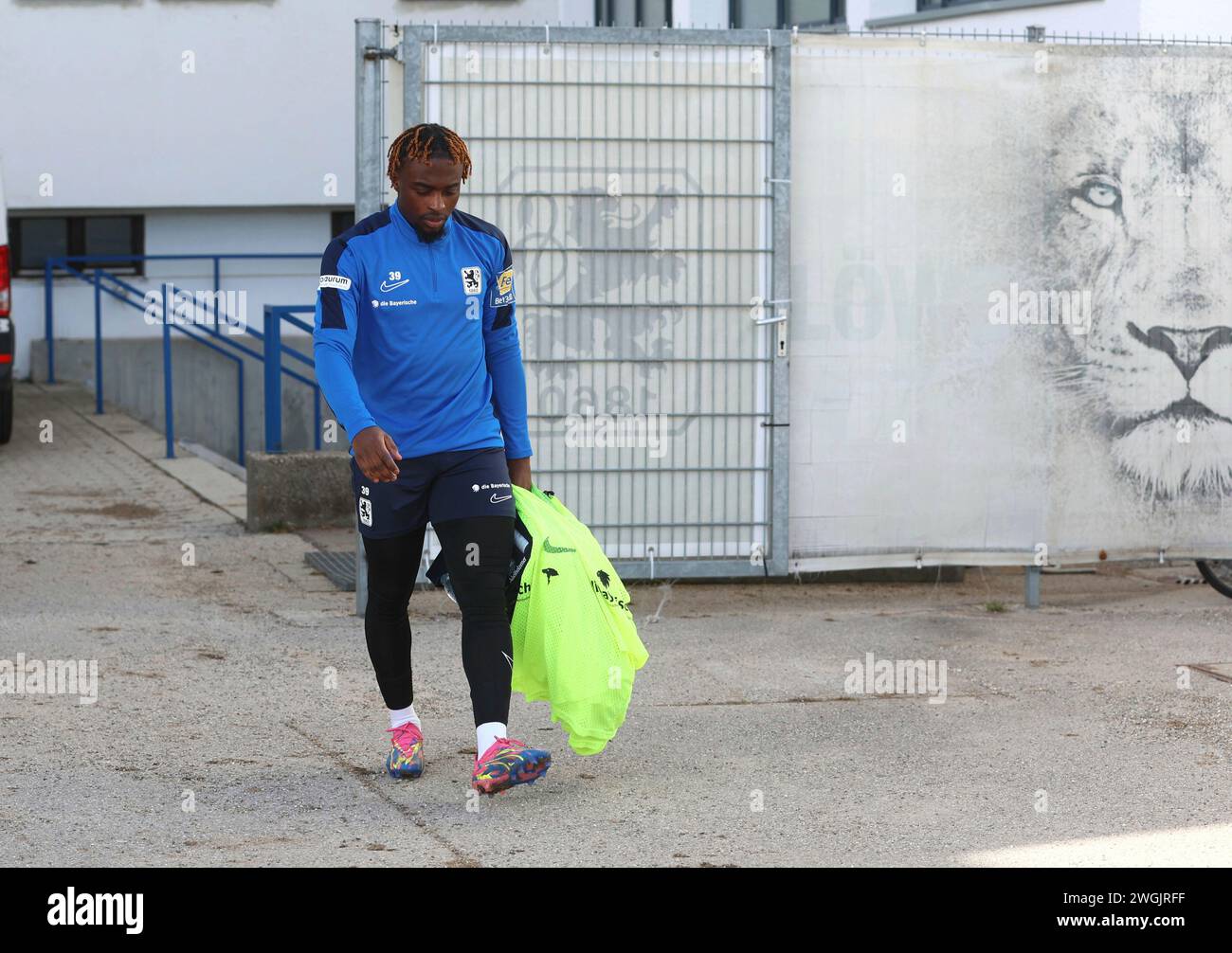 Eliot muteba tsv 1860 munchen auf dem weg zum trainingsplatz hi-res ...
