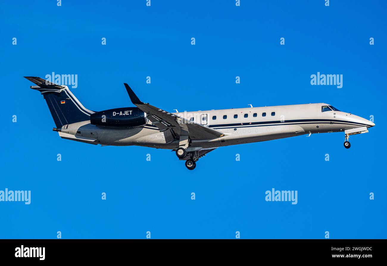 Ein Embraer Legacy 650E von VistaJet ist im Landeanflug auf den ...