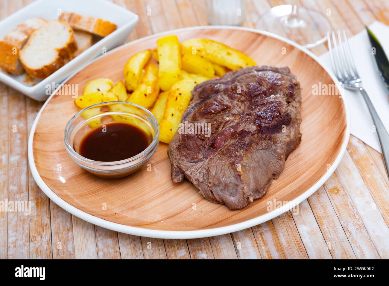 Fried beef fillet with potatoes and sauce Stock Photo - Alamy