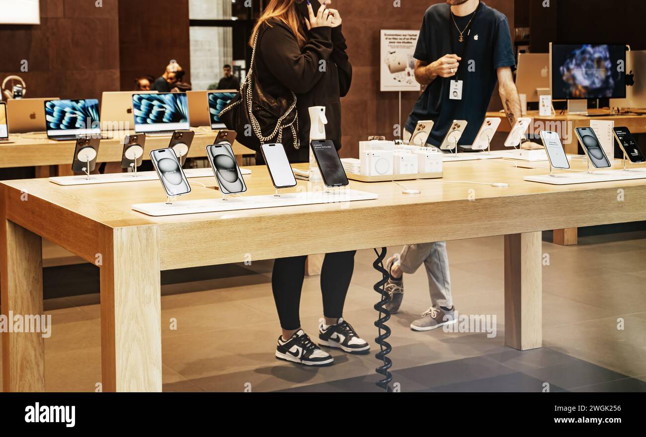 Apple genius seller in store hi-res stock photography and images - Alamy