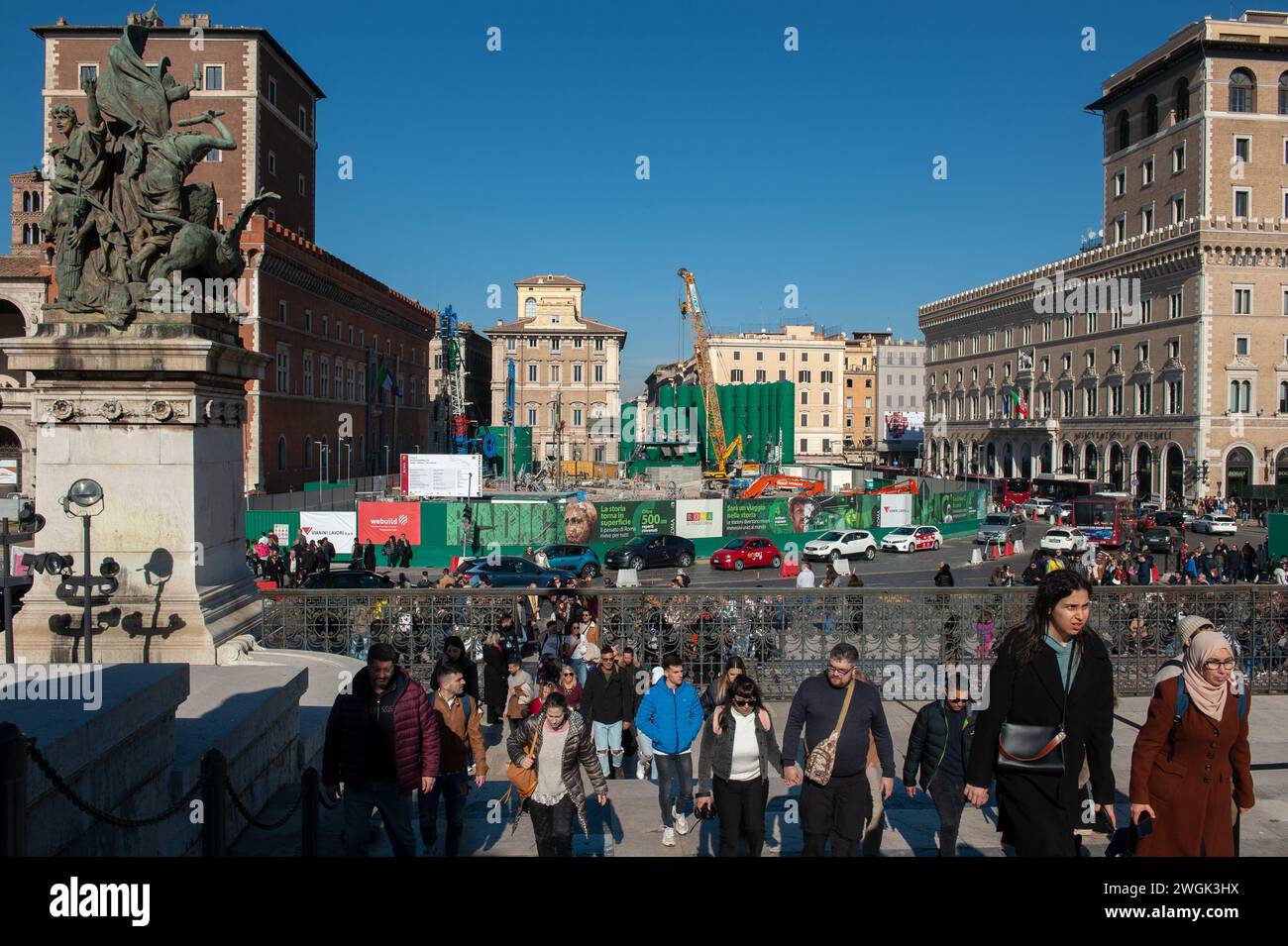 February 04, 2024 - Rome, Italy: Tourists stroll down piazza Venezia ...