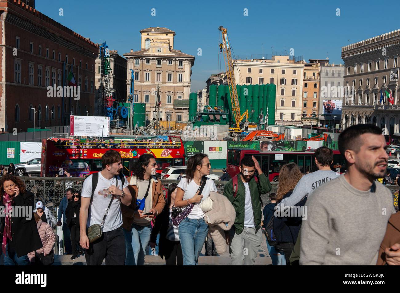 February 04, 2024 - Rome, Italy: Tourists stroll down piazza Venezia ...