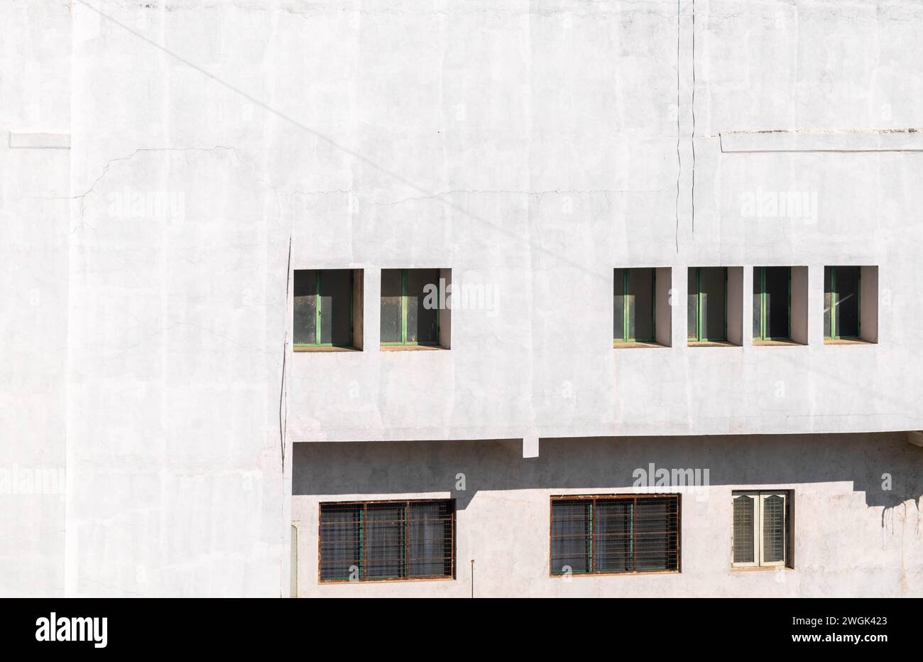 White building with windows hi-res stock photography and images - Alamy