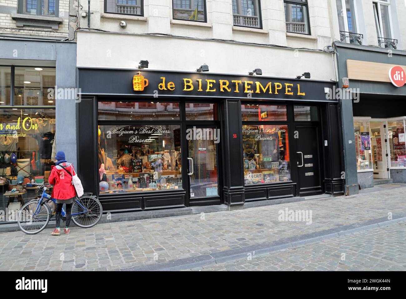 Beer shop in Brussels Stock Photo - Alamy
