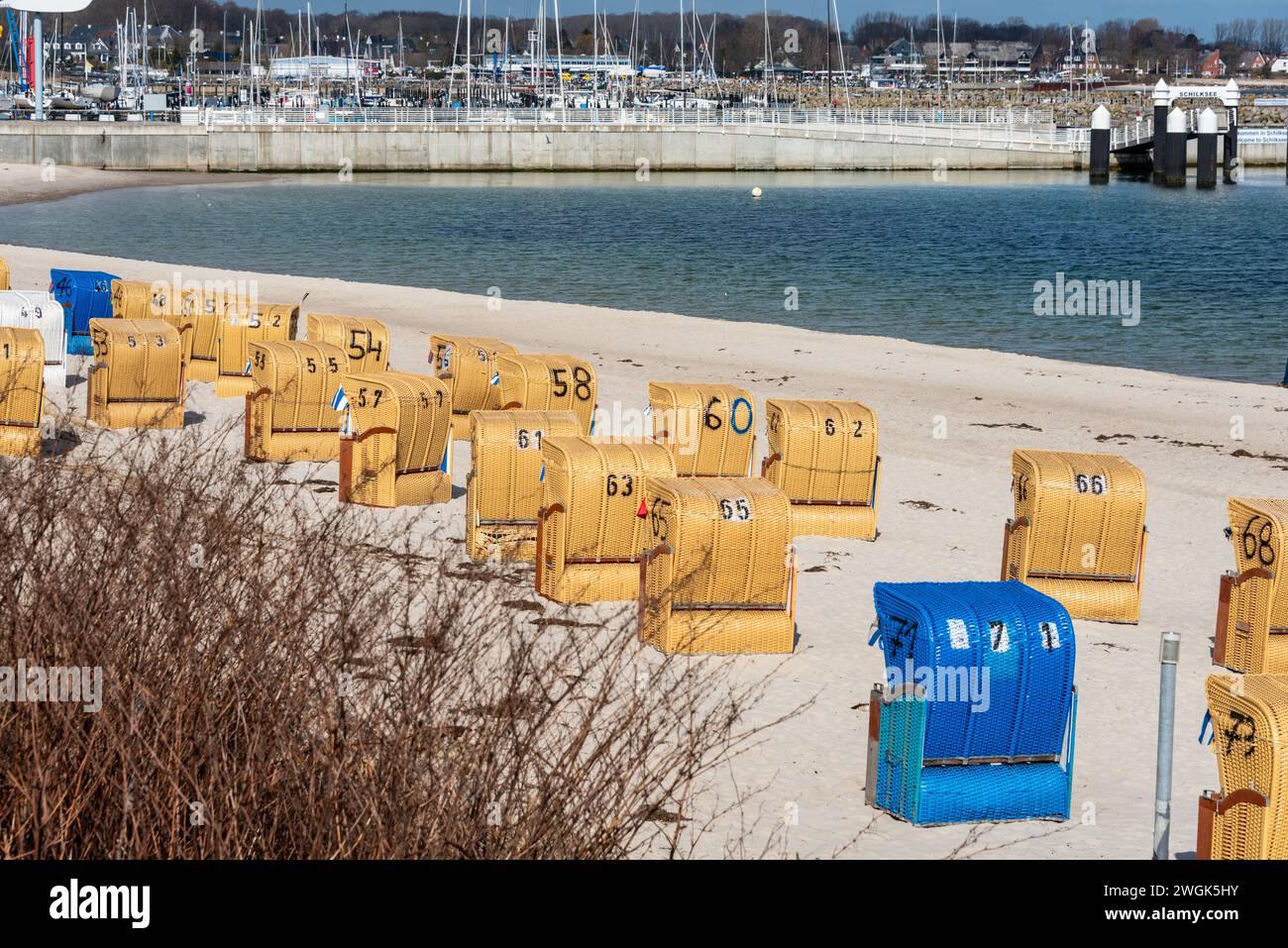 Der Badestrand von Kiel-Schilksee mit Strandkörben kurz vor ...