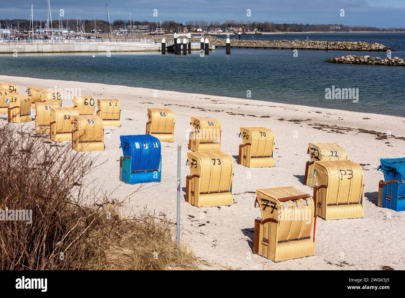 Der Badestrand von Kiel-Schilksee mit Strandkörben kurz vor ...
