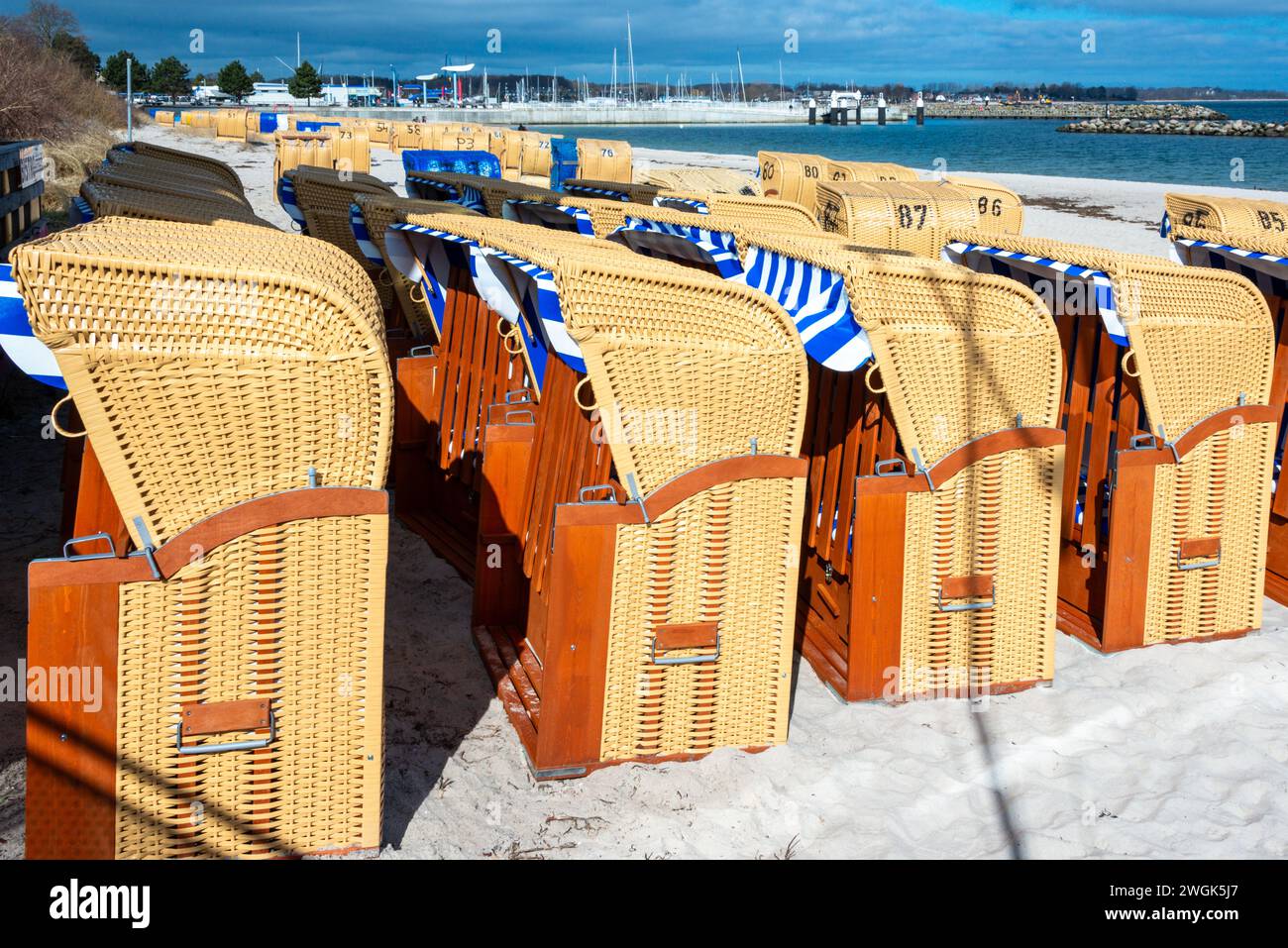 Der Badestrand von Kiel-Schilksee mit Strandkörben kurz vor ...