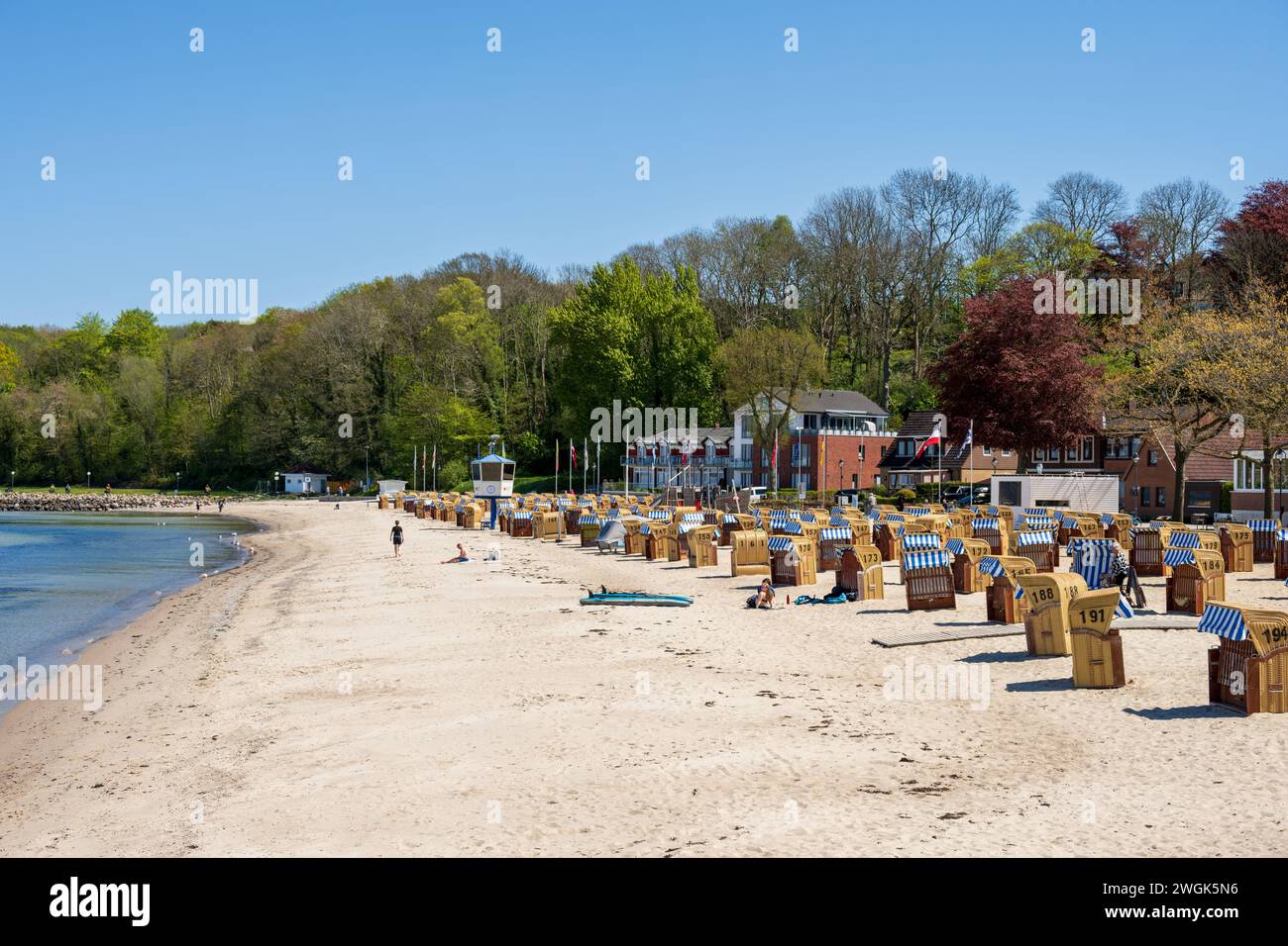 Strandkörbe am Strand von Heikendorf an der Kieler Förde bei herrlichem ...