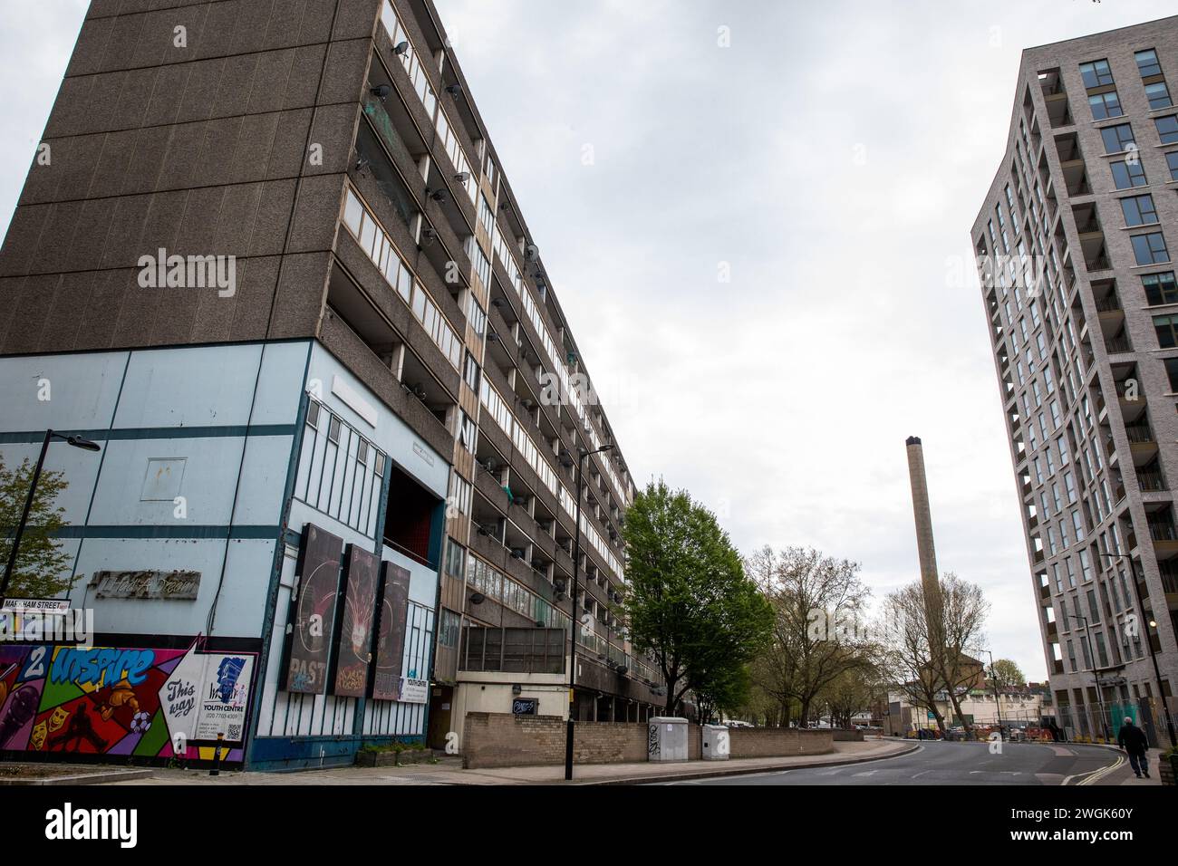 London, UK. 27th April 2023. A Wendover housing block (l) is pictured ...