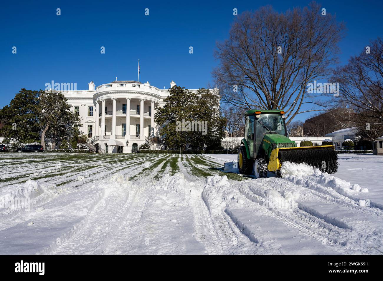 National Park Service personnel clear snow from the South Lawn of the ...