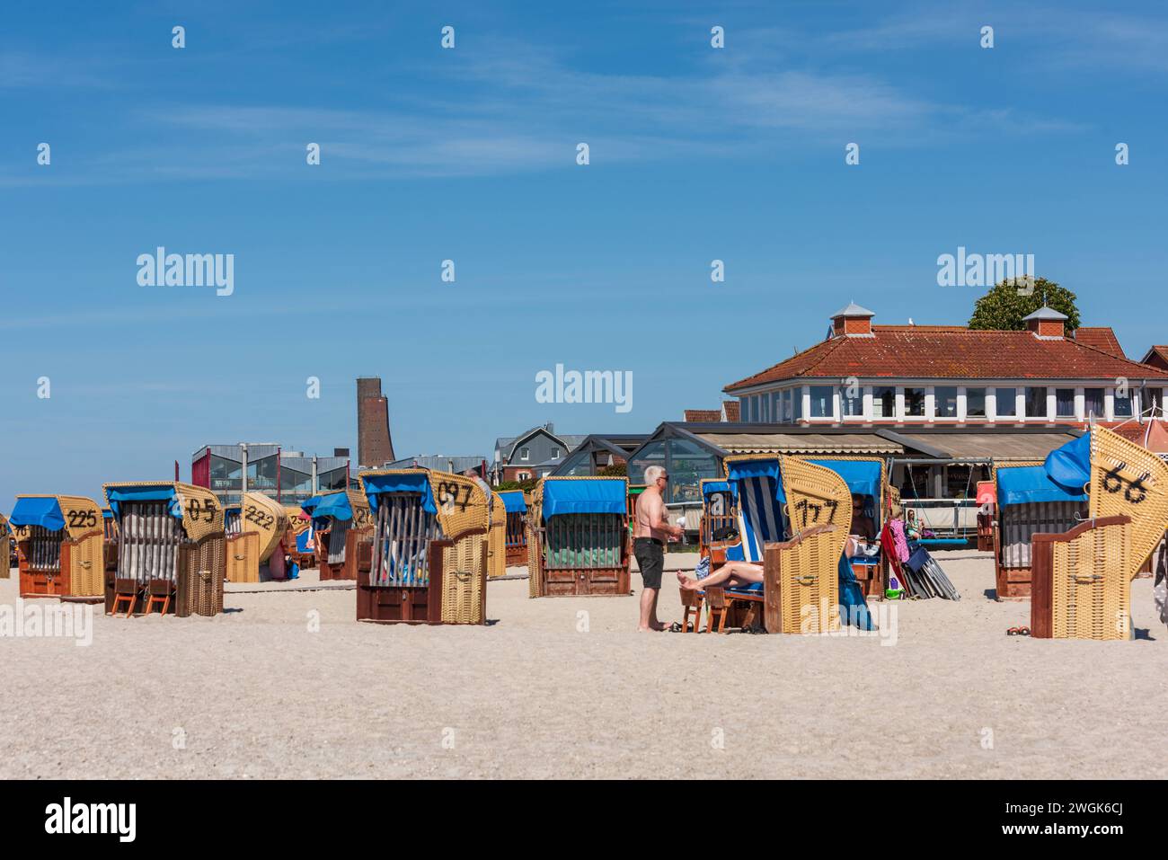 Strandkörbe am sonnigen Ostseestrand von Laboe *** Beach chairs on the ...