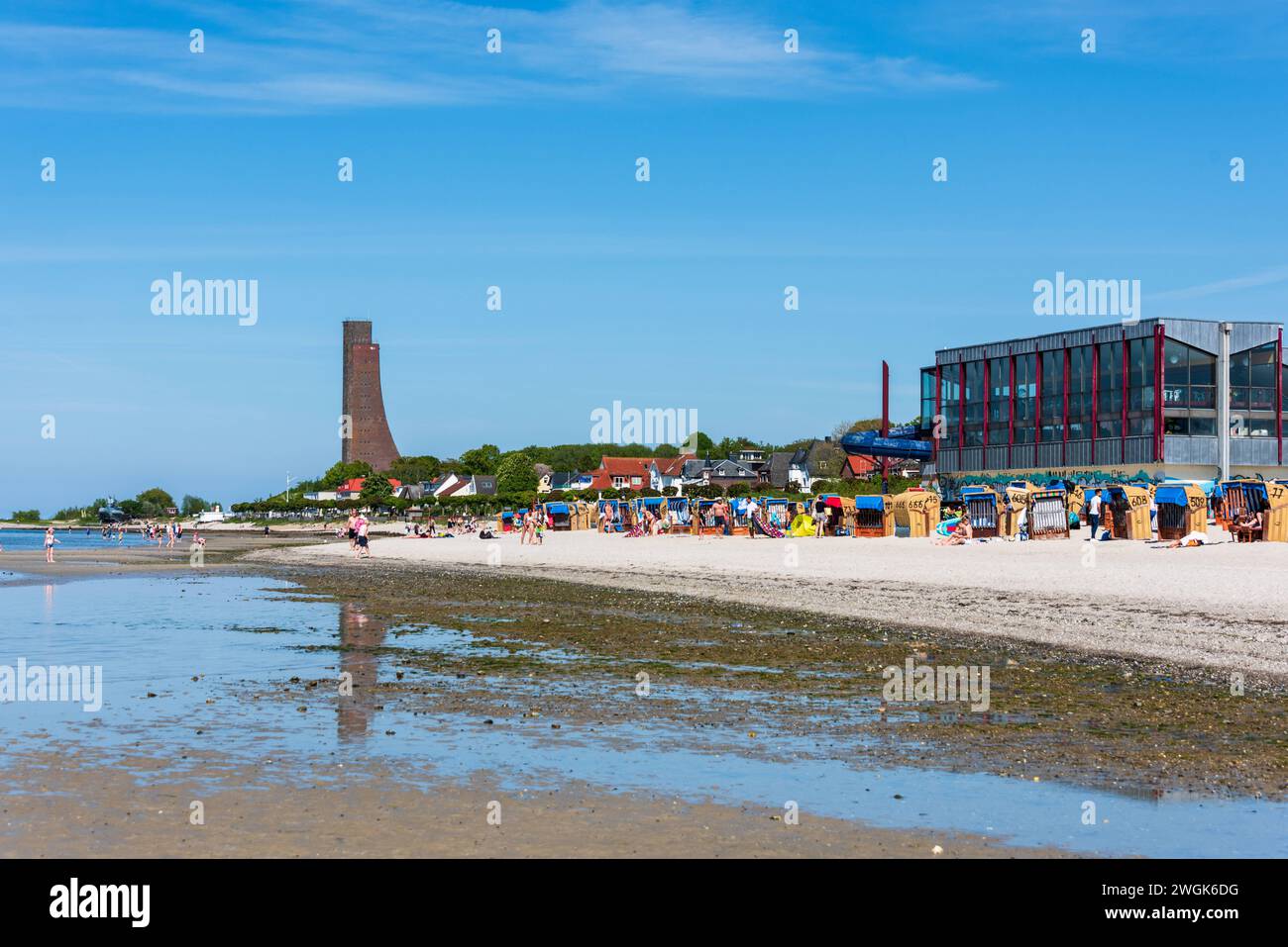 Der Strand des Ostseebades Laboe mit dem Aussichtsturm des Marine ...