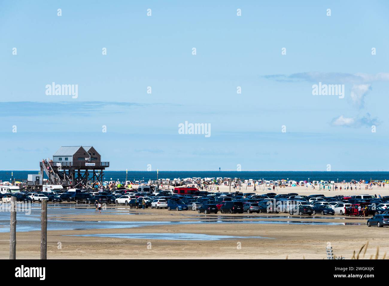 Strandbereich mit Pfahlbauten und Möglichkeit zum parken auf dem Strand ...