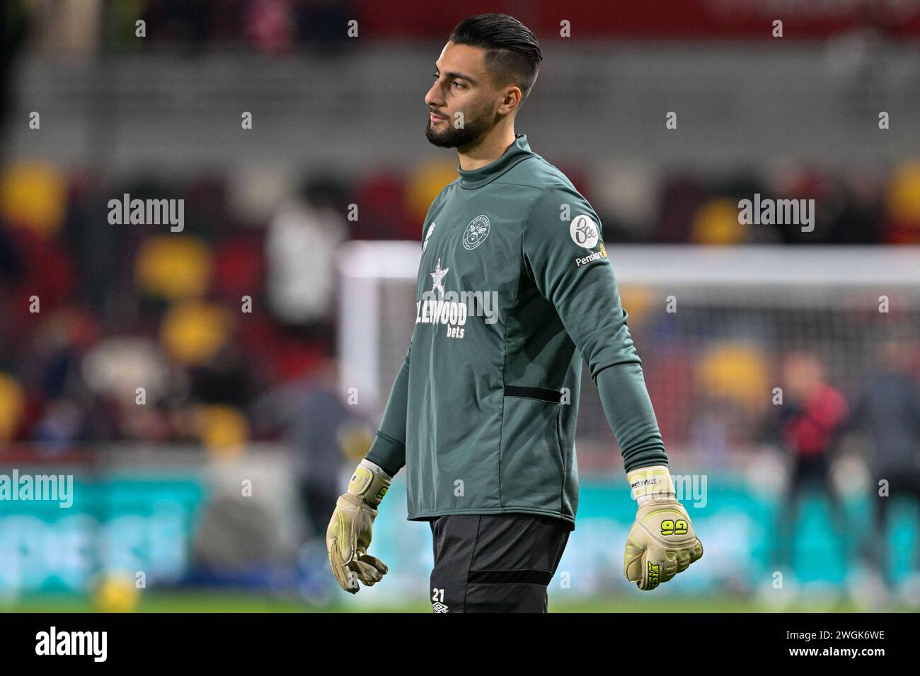 Thomas Strakosha of Brentford in the pregame warmup session during the ...