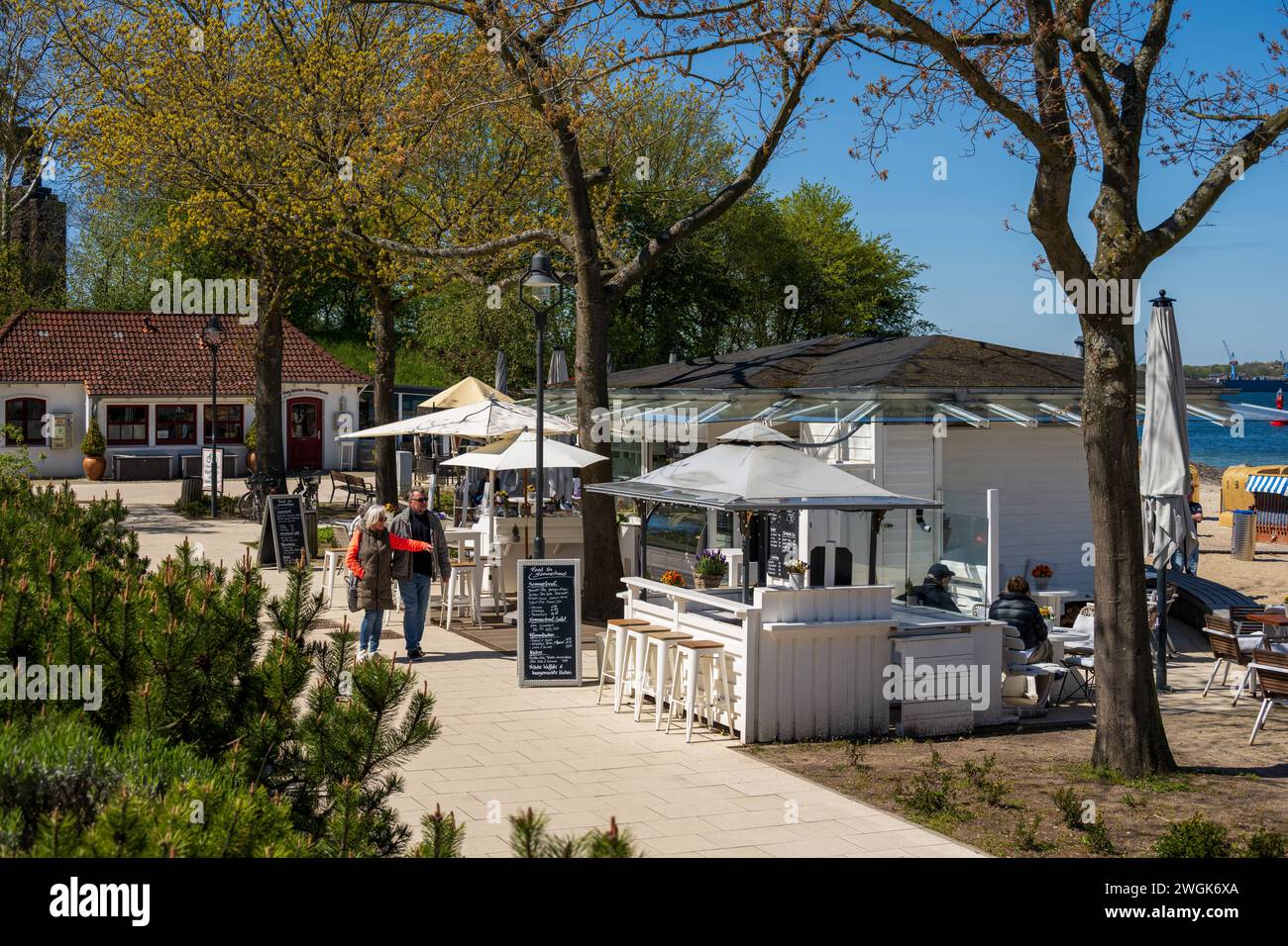 Die Strandpromenade Heikendorf am herrlichen Sandstrand lädt ein zum ...