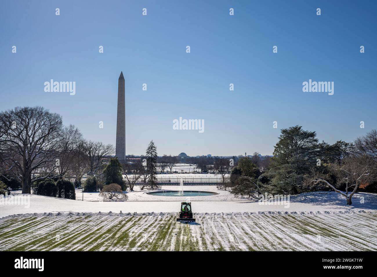 National Park Service personnel clear snow from the South Lawn of the ...