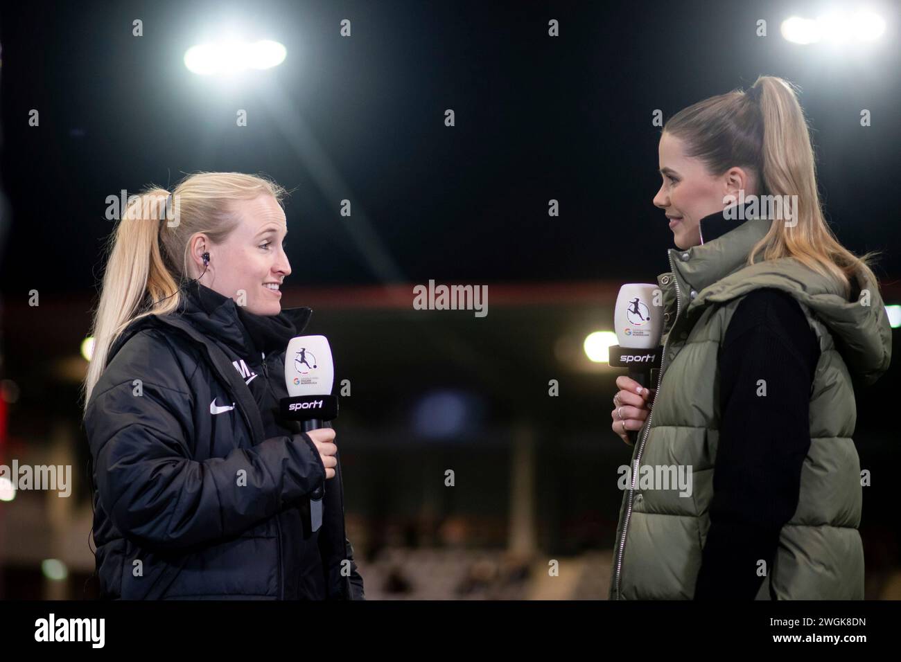 Theresa Merk (SC Freiburg, Trainerin) beim Interview mit Lili Engels ...