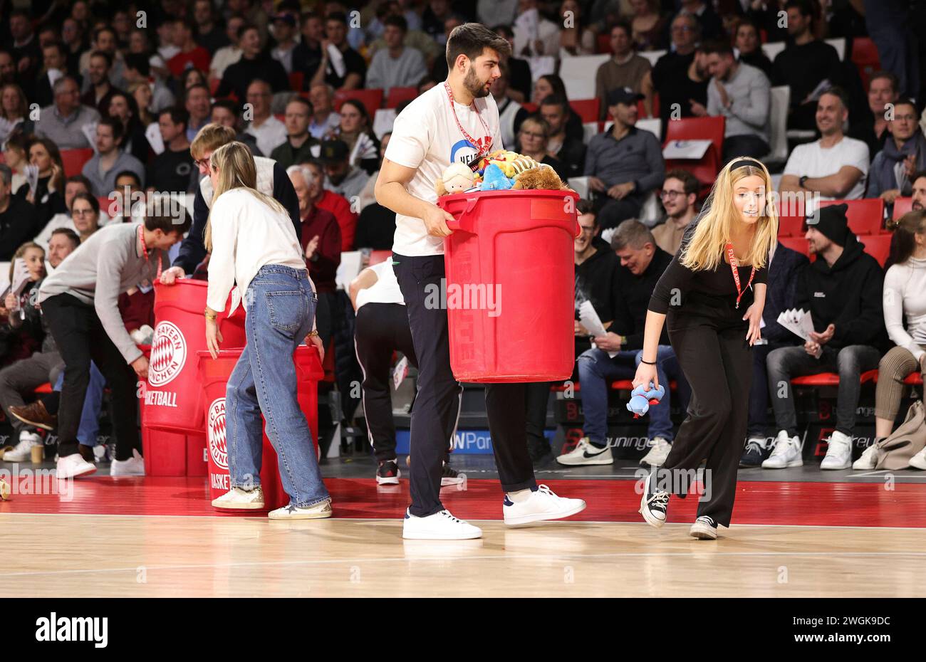 FC Bayern Basketball veranstaltet Teddy Bear Toss. GER, FC Bayern ...
