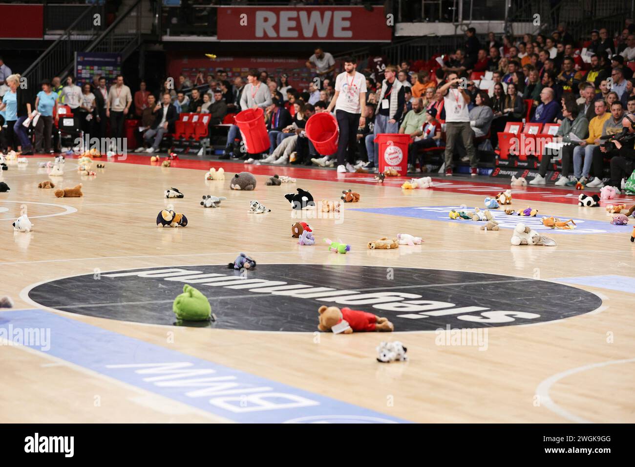 FC Bayern Basketball veranstaltet Teddy Bear Toss. GER, FC Bayern ...