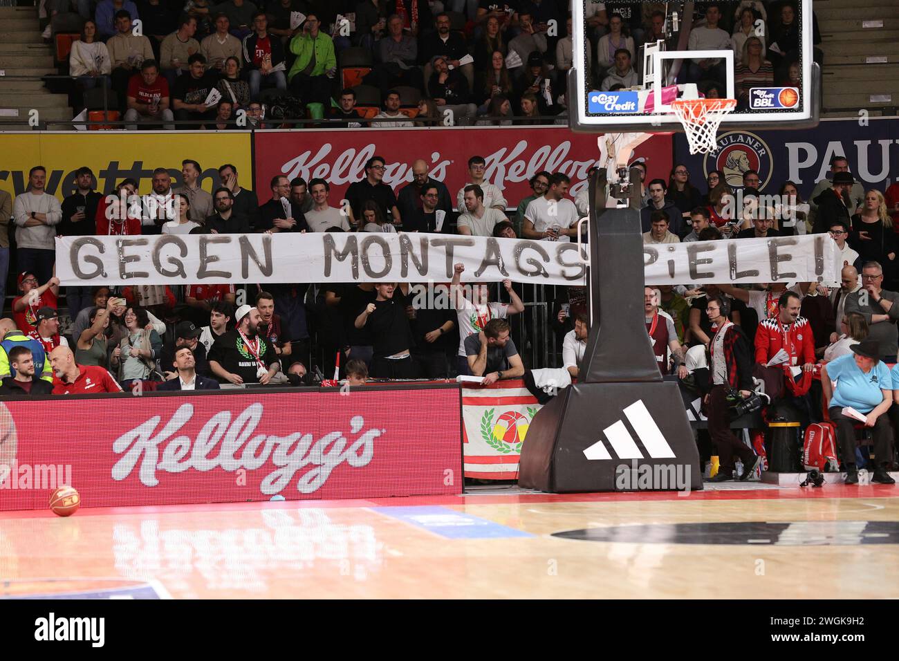 Fans halten Banner hoch. GER, FC Bayern Basketball vs. EWE Baskets ...
