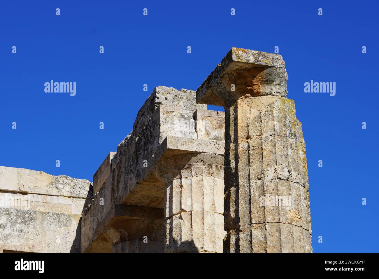 White stone columns hi-res stock photography and images - Alamy