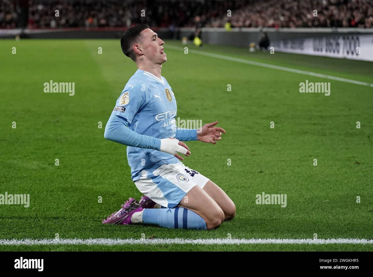 Manchester City's Phil Foden celebrates scoring their side's second ...