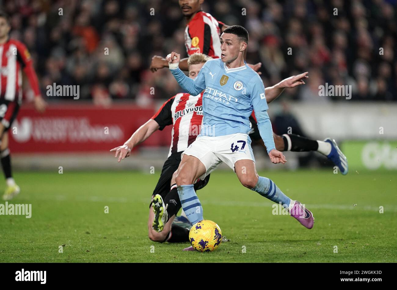 Manchester City's Phil Foden scores their side's third goal of the game ...