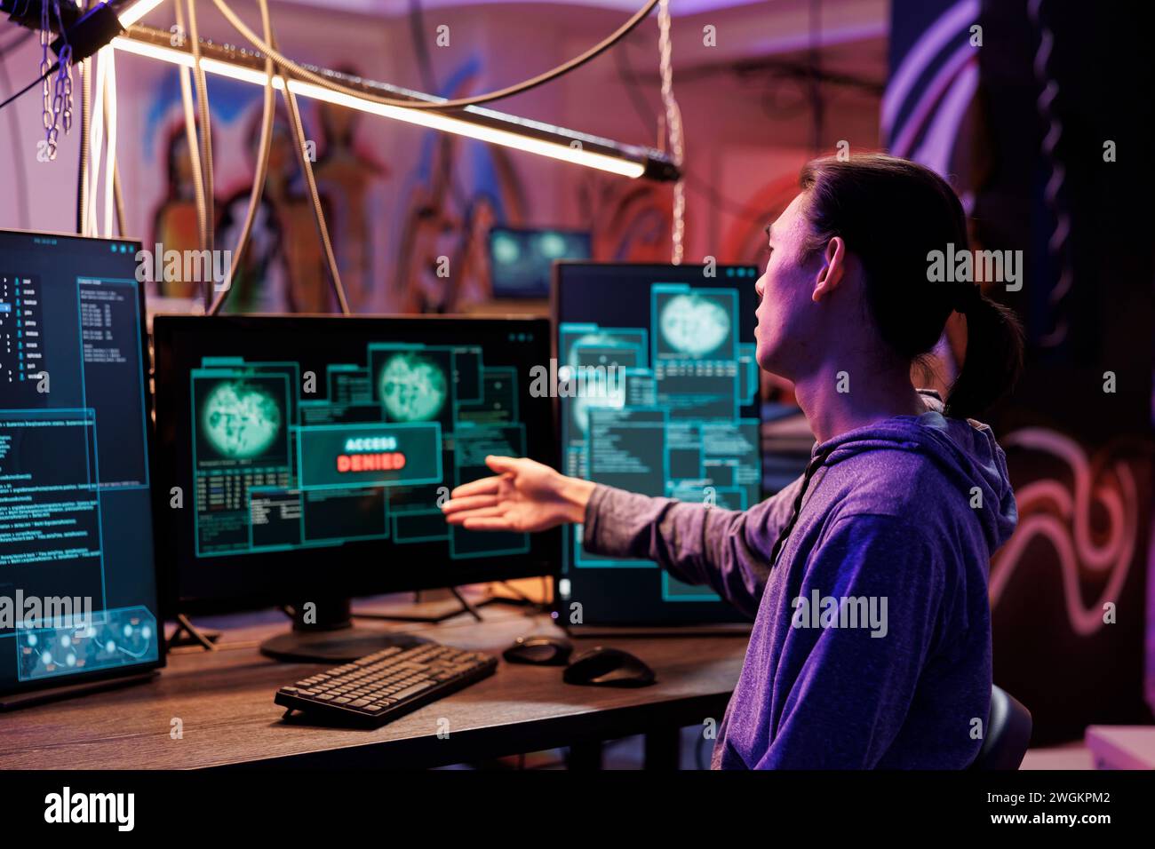 Hacker breaking system fail hi-res stock photography and images - Alamy