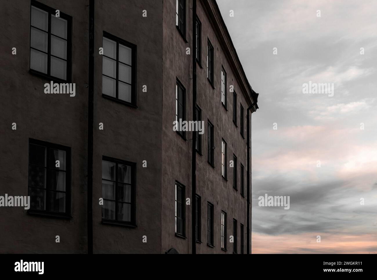 a narrow city street with cars parked next to buildings Stock Photo - Alamy