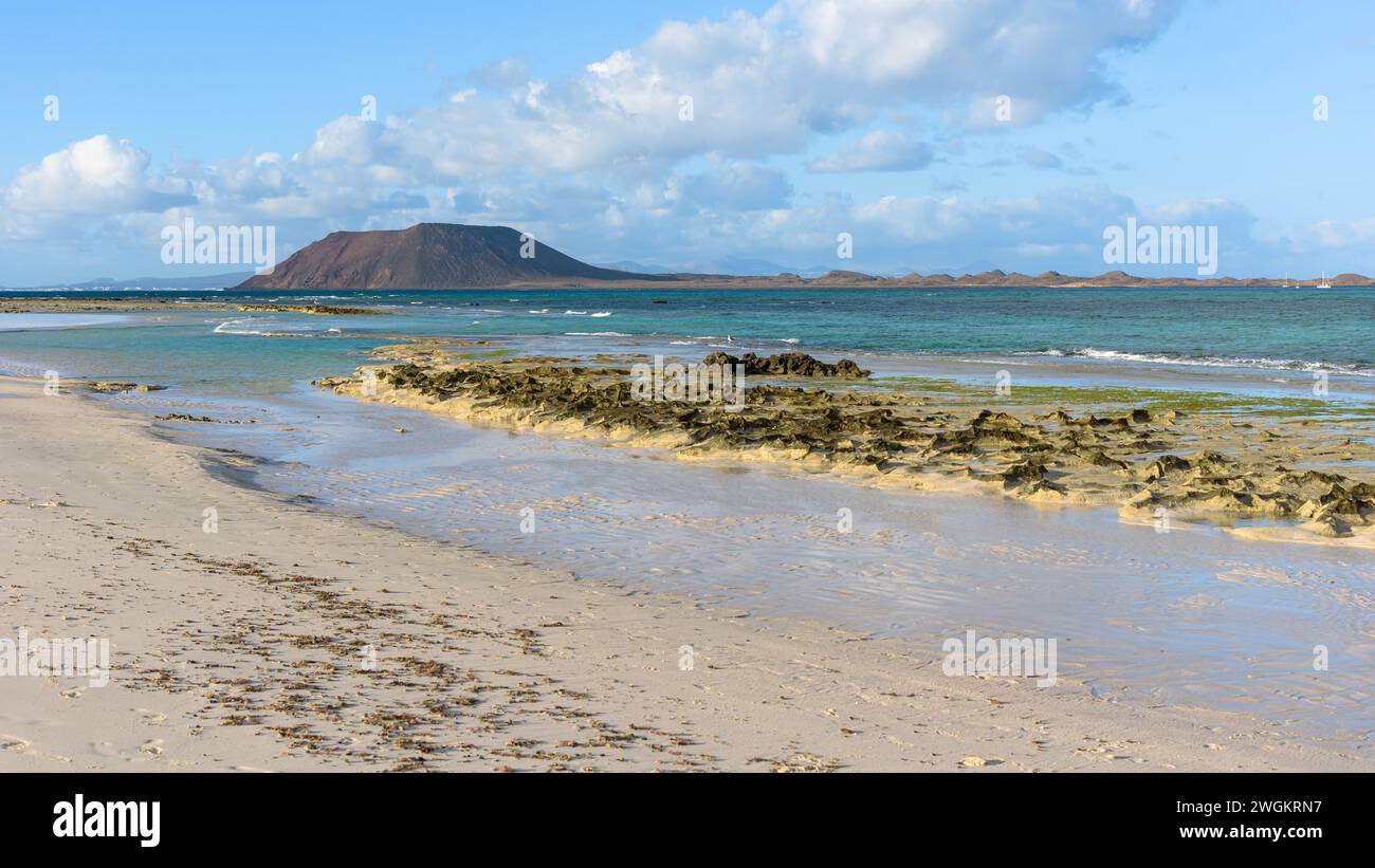 Lobos island seen from Grandes Playas in Parque Natural de las Dunas de ...