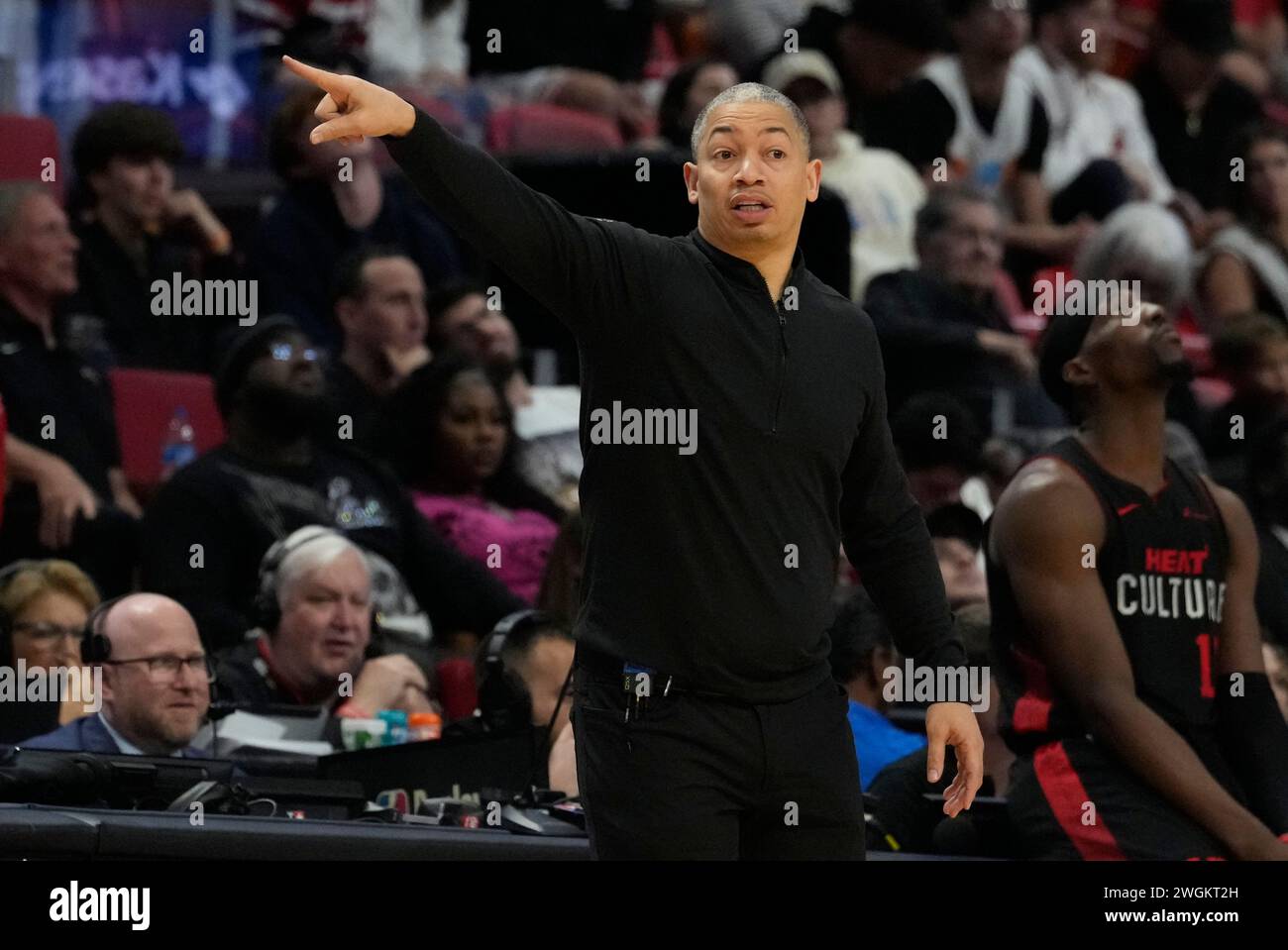 Los Angeles Clippers head coach Tyronn Lue gestures during the second ...