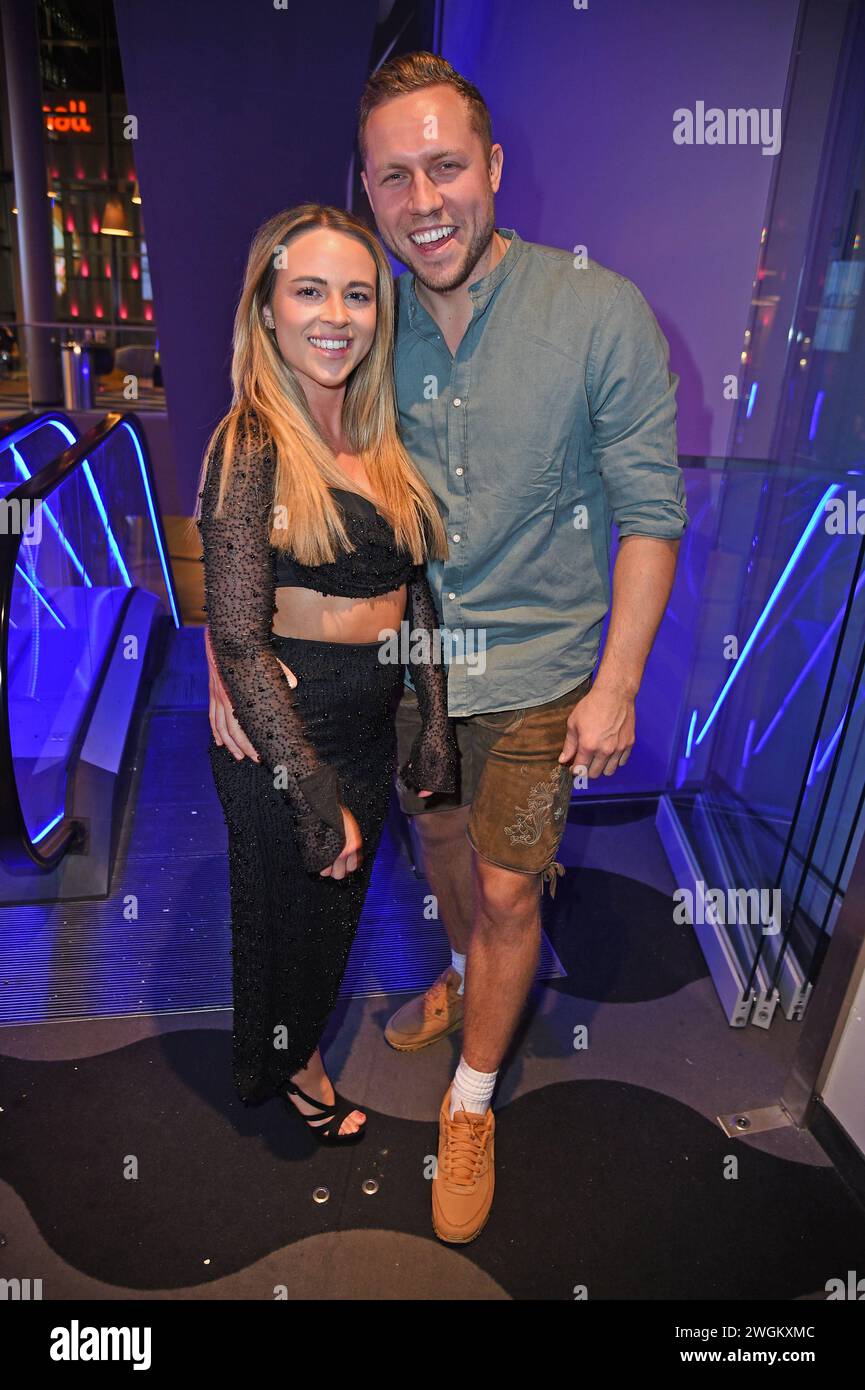 Patrick Romer mit neuer Freundin Annelie Henze bei der Fashion Show ...