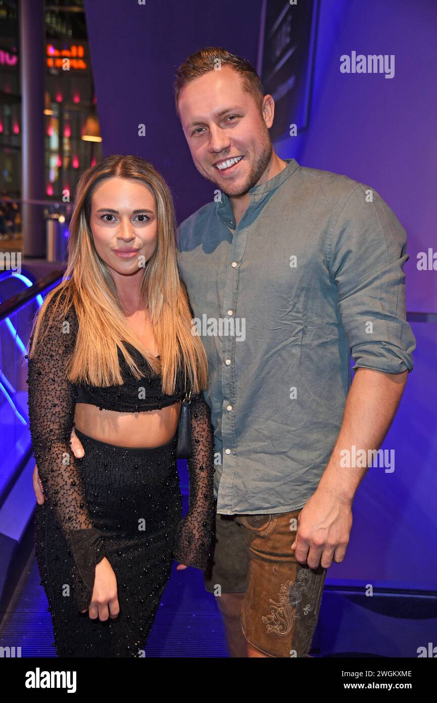 Patrick Romer mit neuer Freundin Annelie Henze bei der Fashion Show ...