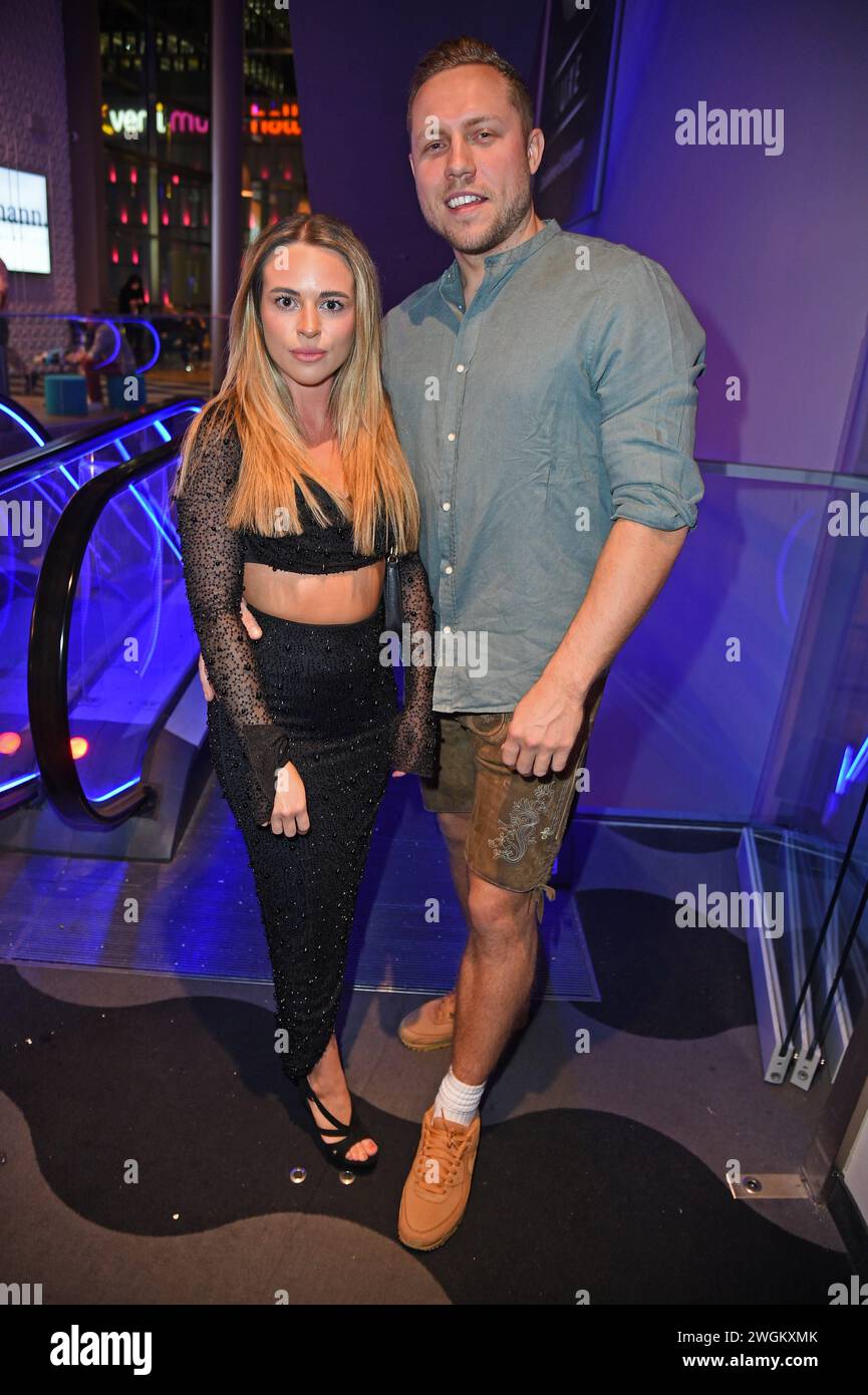 Patrick Romer mit neuer Freundin Annelie Henze bei der Fashion Show ...