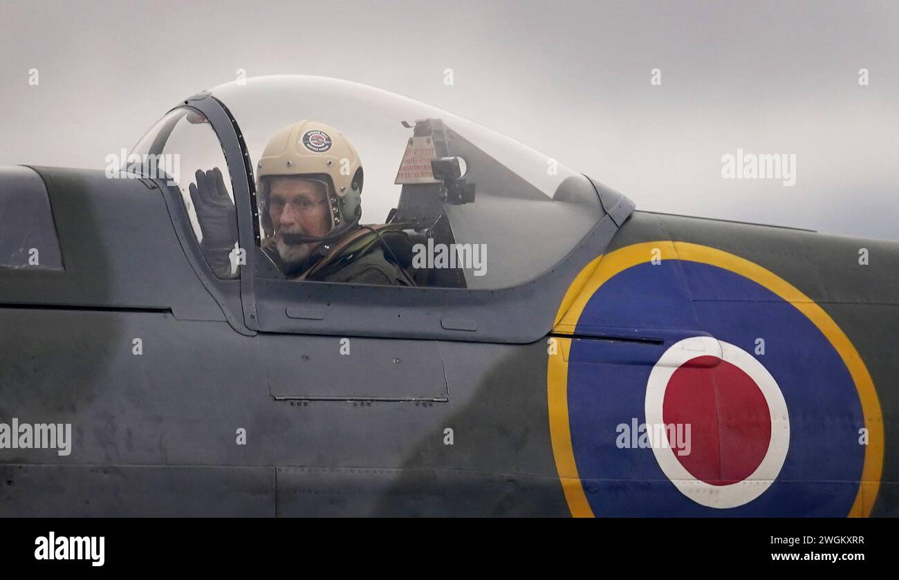 102 Year Old Jack Hemmings Afc Flies A Spitfire Plane To Mark 80th