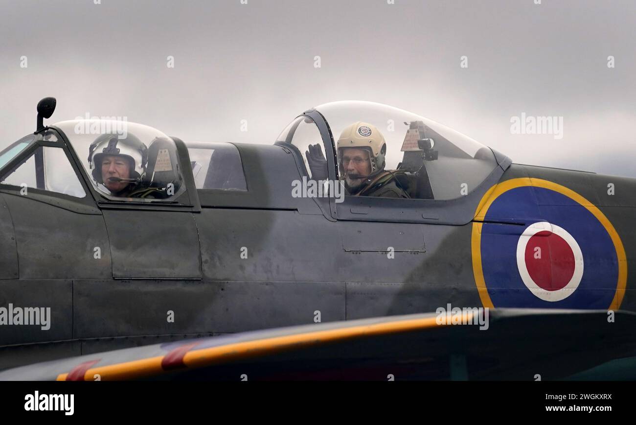 102 Year Old Jack Hemmings Afc Flies A Spitfire Plane To Mark 80th