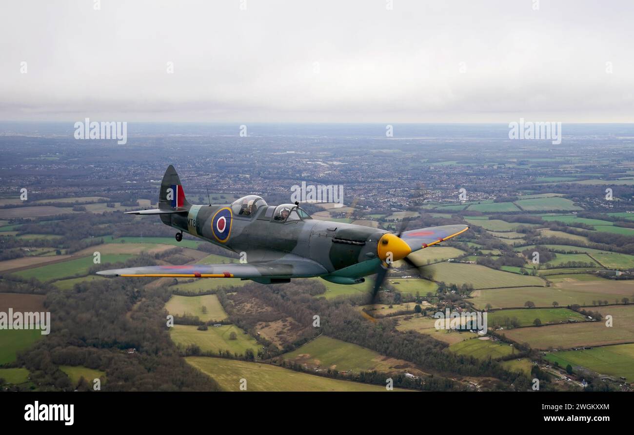 102-year-old Jack Hemmings AFC flies a Spitfire plane to mark 80th ...