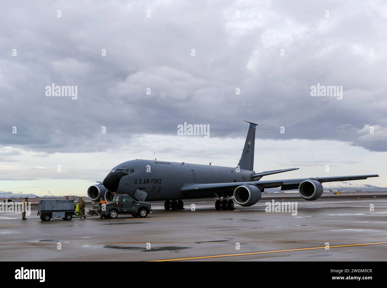 Utah Air National Guard Airmen prepare a KC-135R for innovative mission ...