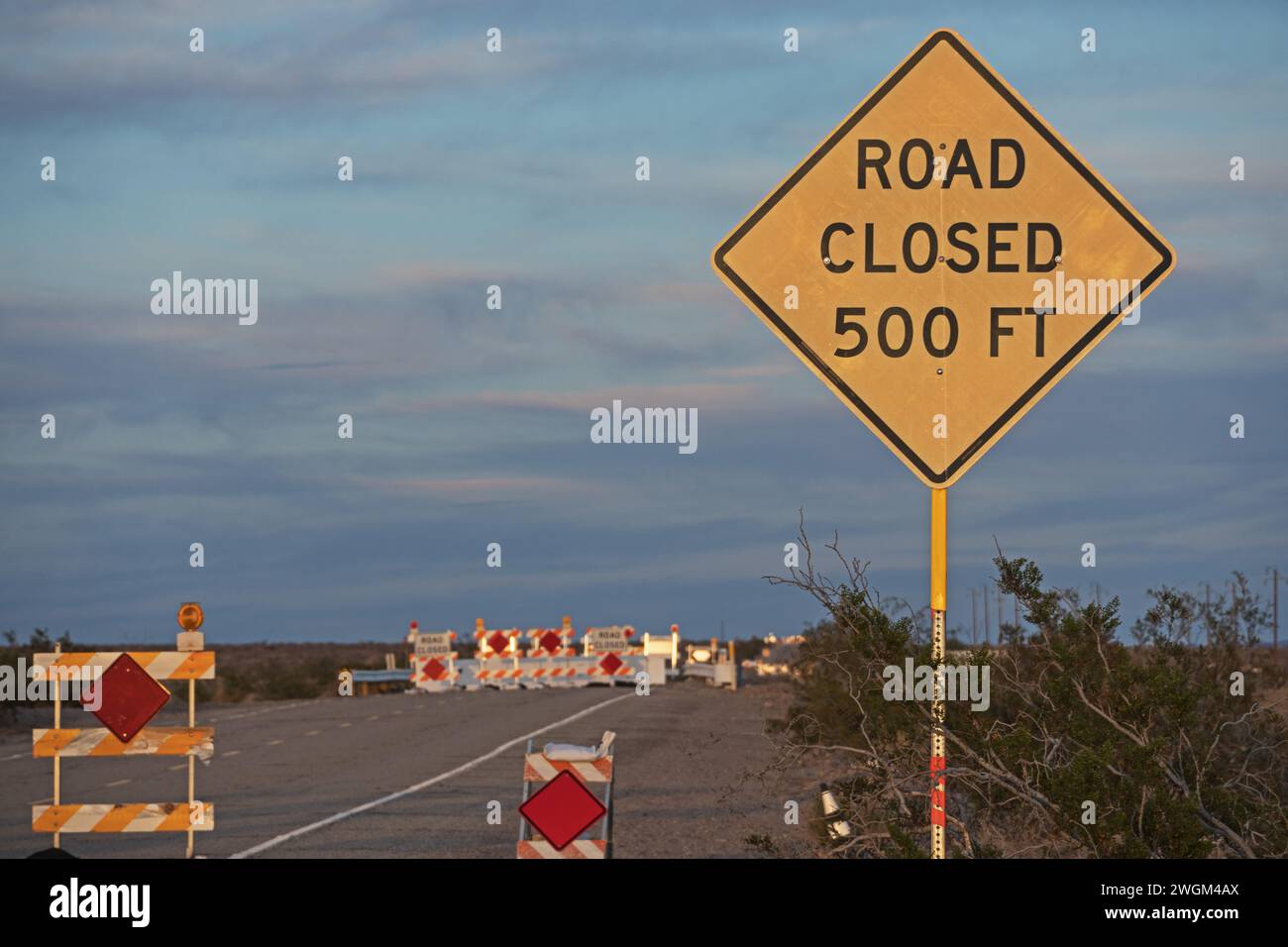 Bridge warning sign hi-res stock photography and images - Alamy