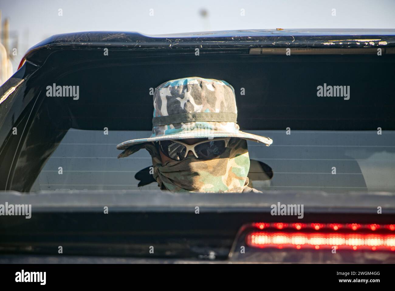 People in back pickup truck hi-res stock photography and images - Alamy
