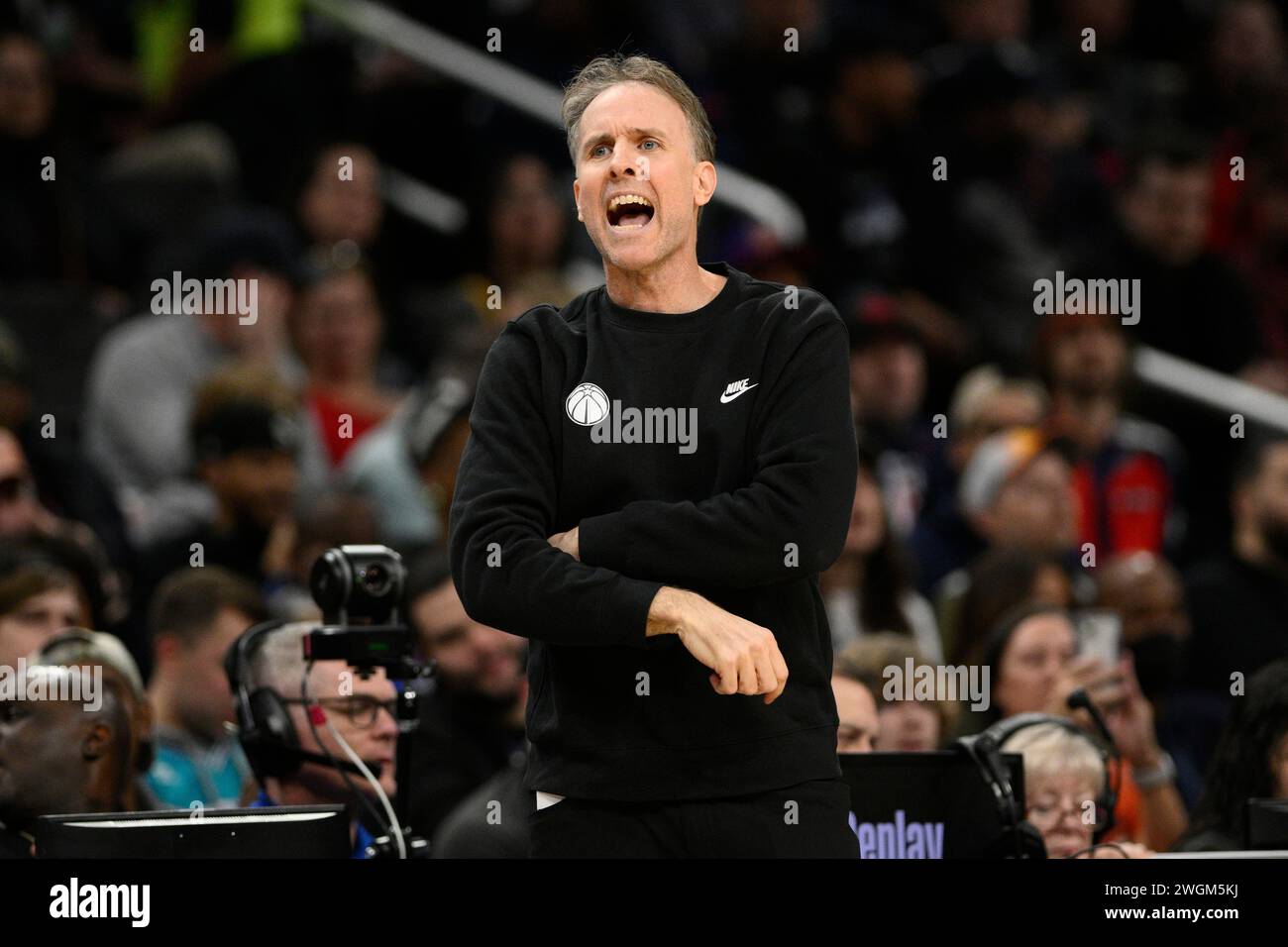 Washington Wizards interim head coach Brian Keefe in action during the ...