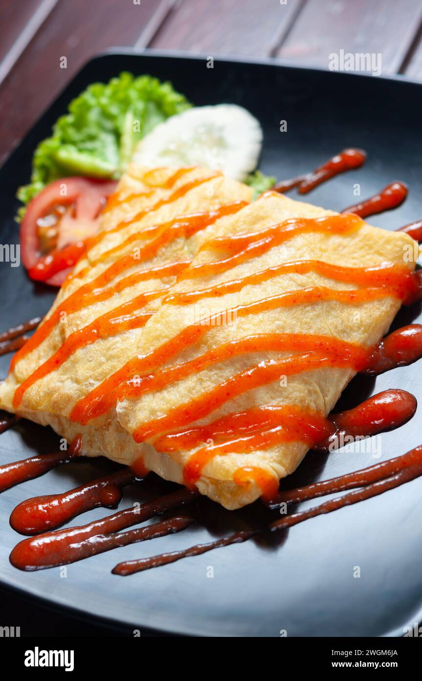 Pattaya fried rice is made from fried rice and then covered with beaten ...