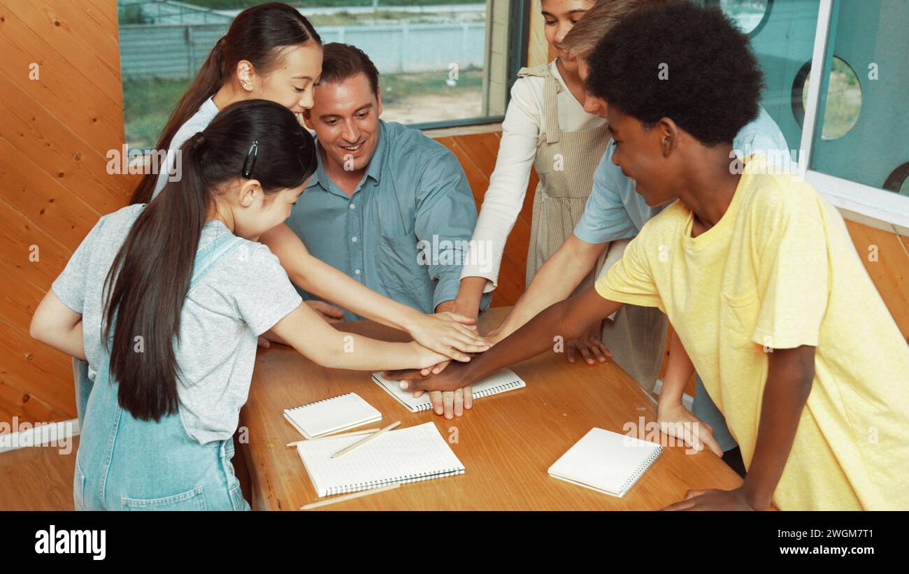 Presentation diverse classroom hi-res stock photography and images - Alamy